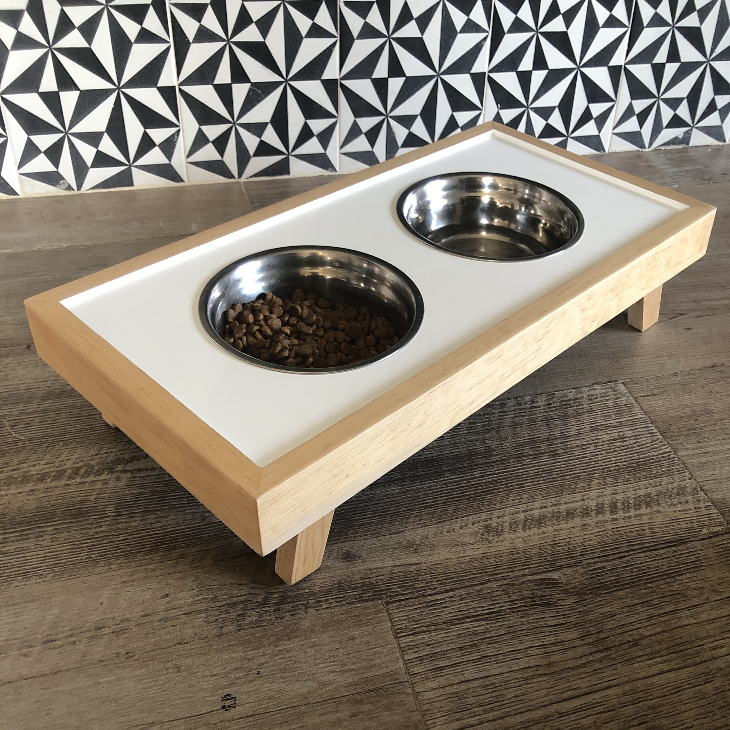 Fabricarte | Comedero Blanco Century – Incluye 2 platos de Acero