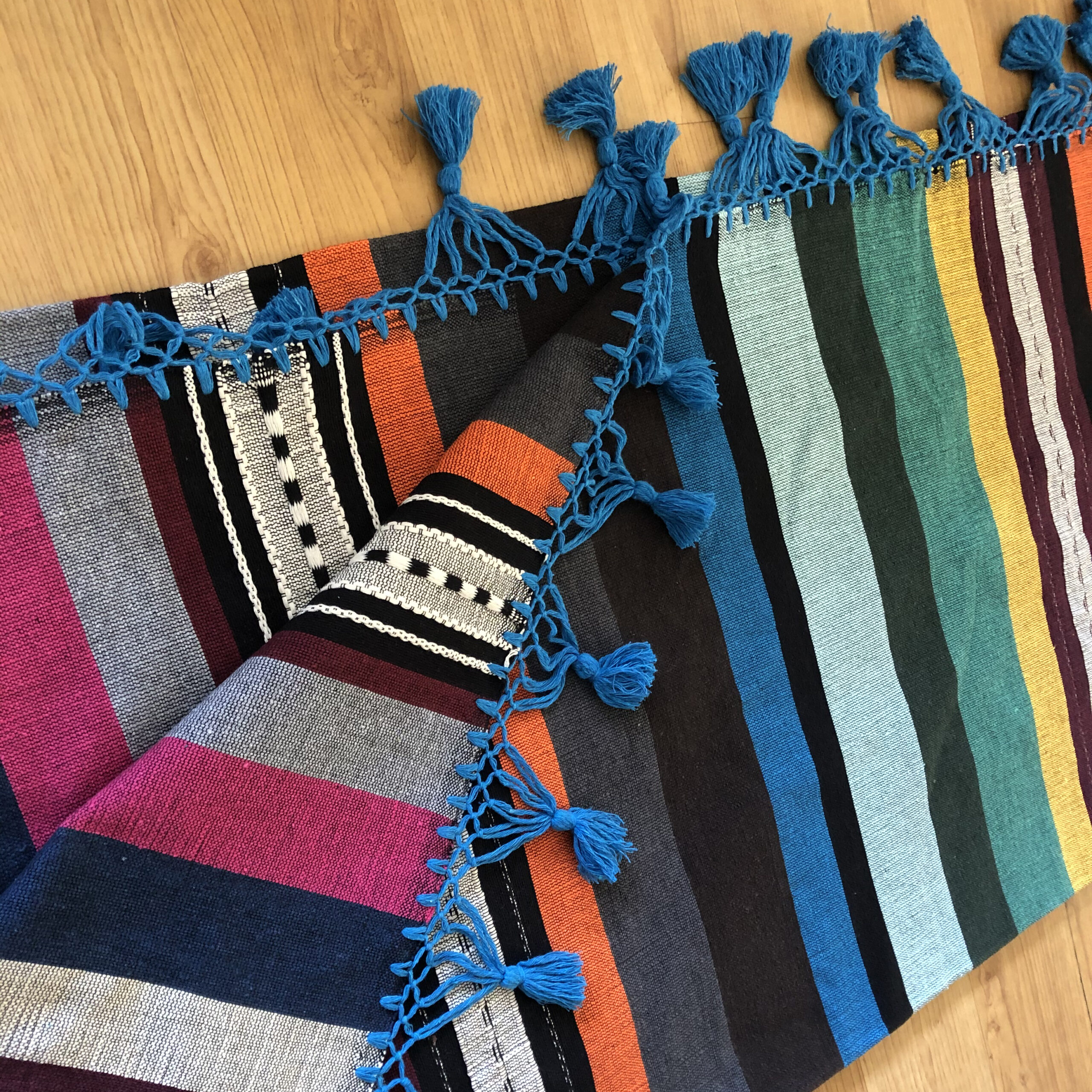 Fabricarte | Manta Mexart Artesanal de Telar · Colores · Pompones Azules
